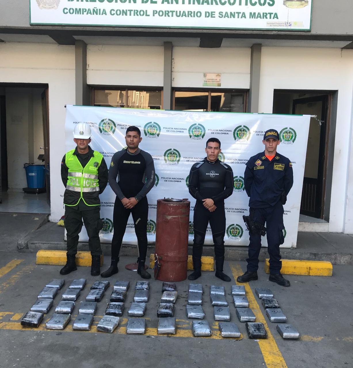 Buzos De La Policía Antinarcóticos Decomisan Otro Alijo De Droga